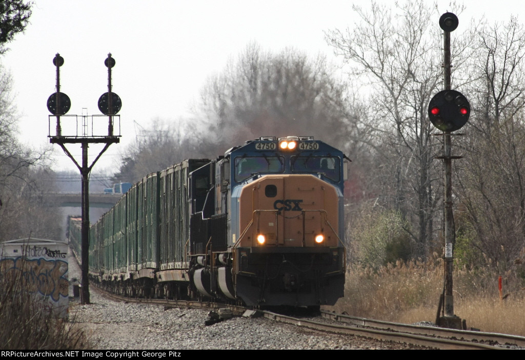 CSX 4750 and train Q702